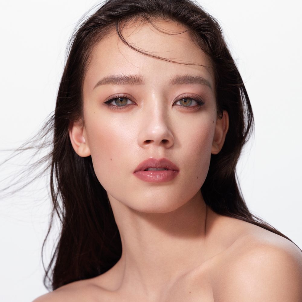 不用粉底液也能擁有鑽石水光肌！SUQQU全新絕緻艷澤妝前乳、塑形眉膏...，日妞瘋搶透明感白開水妝必備組合！ ｜ POPO筆記